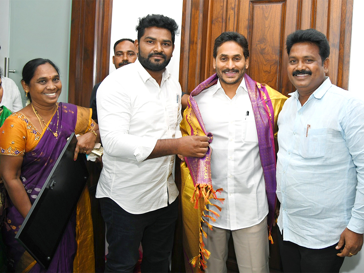 జననేత వైఎస్‌ జగన్‌కు అభిమాన వెల్లువ.. (ఫొటోలు) | YS Jagan Meet YCP Activists And Leaders In ...